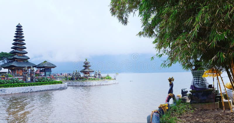 Templo de Ulun Danu Bratan foto de stock. Imagem de paisagem - 136427664