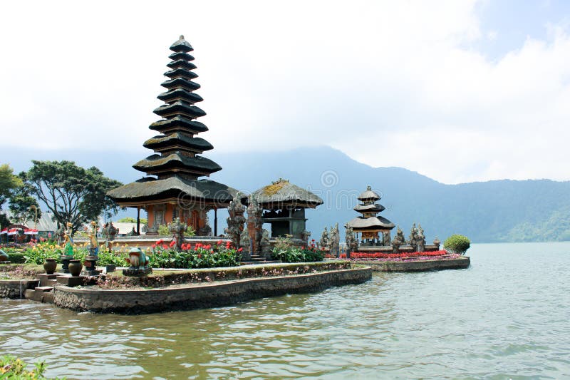 Templo De Ulun Danu En El Lago De Beratan En Bali Foto de archivo ...