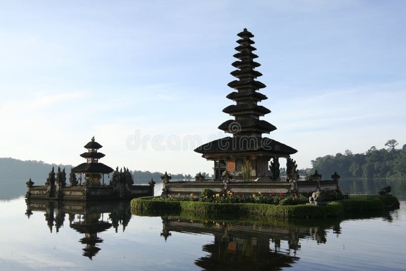Lago Bali Brataan Del Templo Del Agua De Pura Ulun Danu Foto de archivo ...