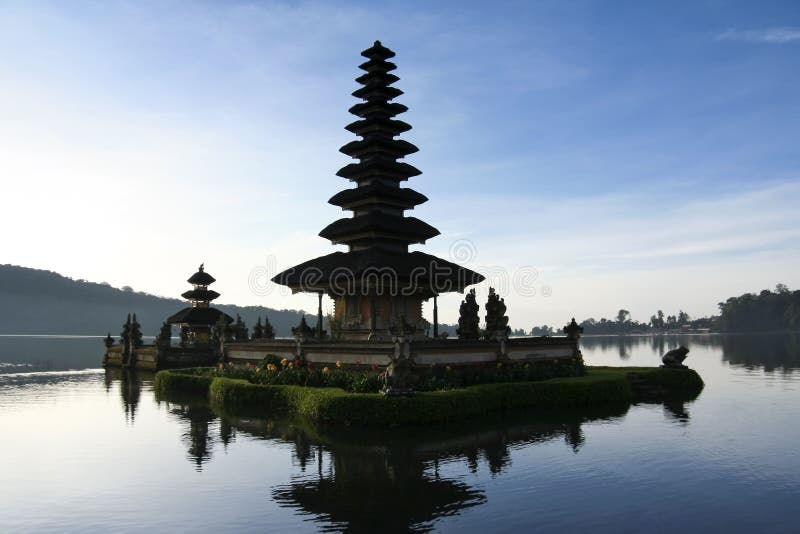 Lago Templo Amanecer Bali Indonesia Foto de archivo - Imagen de lago ...