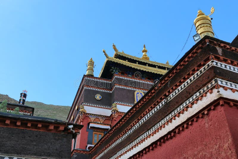 Templo Del Estilo De Tíbet En Shangrila, Yunnan, China Foto de archivo ...
