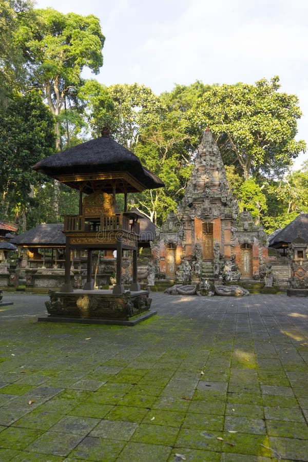 Templo En El Mono Forest Sanctuary En Ubud Foto de archivo - Imagen de ...