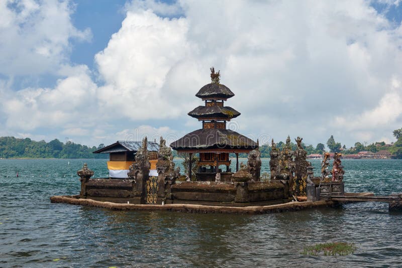 Templo En El Lago Bratan - Pura Ulun Danu Bratan, Bali, Indonesia ...