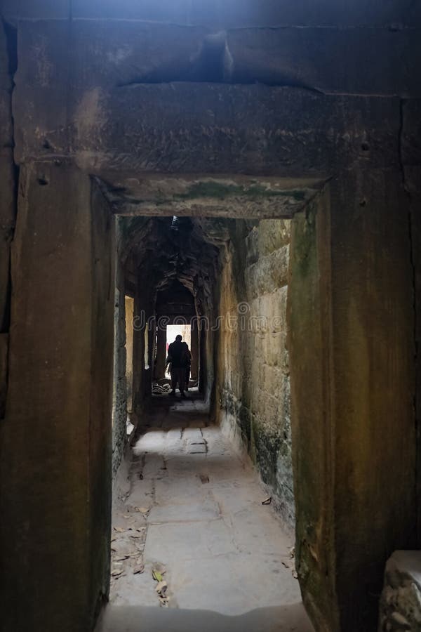 Templo Interior Del Prohm De TA Con La Trayectoria Quebrada, Angkor Wat ...
