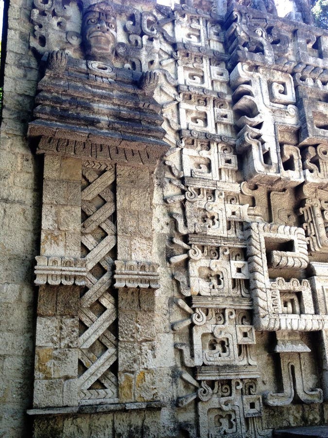 Fachada de un templo maya foto de archivo. Imagen de antiguo - 96705434
