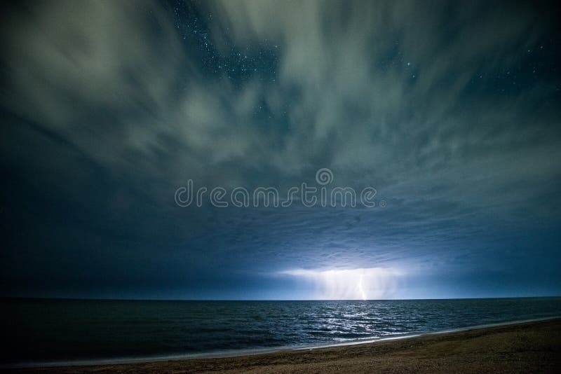 Temporale Di Notte Con Fulmine Sopra Il Mare Immagine Stock - Immagine ...