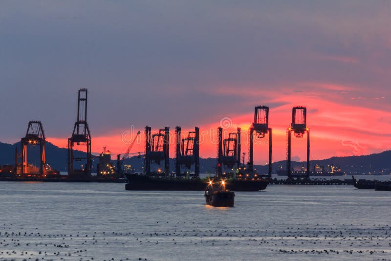 Coucher Du Soleil Au Port De Conteneur Image. Image: 17480997