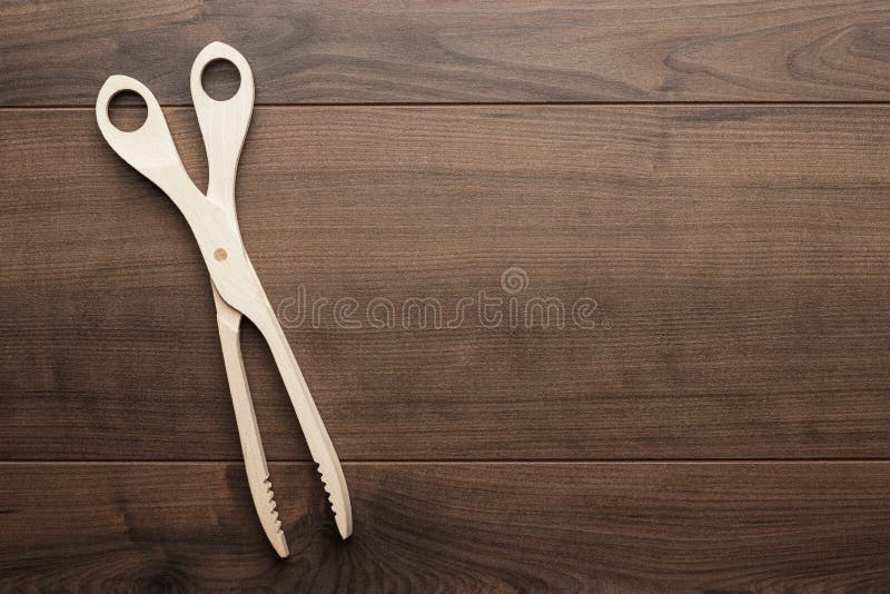 Tenazes De Brasa De Madeira Da Grade Na Tabela Imagem de Stock - Imagem ...