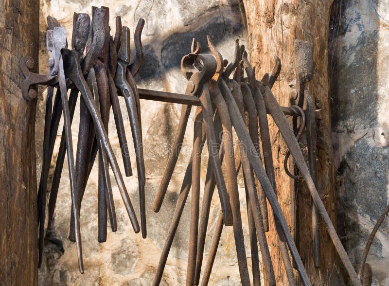 Tenazes De Brasa De Smith No Fundo Do Fogo Imagem de Stock - Imagem de ...