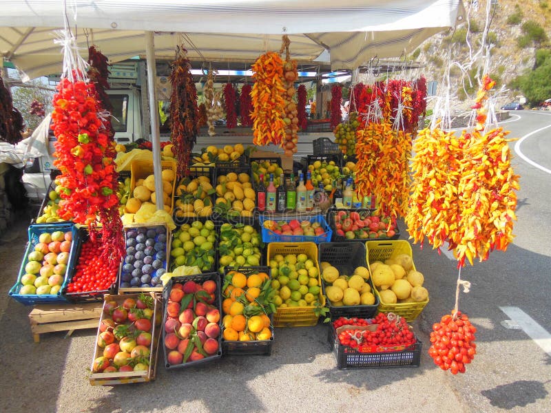 Tenda italiana da fruta imagem de stock editorial. Imagem de caixa ...