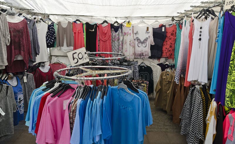 Tenda Do Mercado Para a Roupa Barata Foto de Stock - Imagem de negociar ...