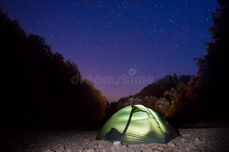 Tenda Illuminata Alla Notte Nella Foresta Immagine Stock - Immagine di ...