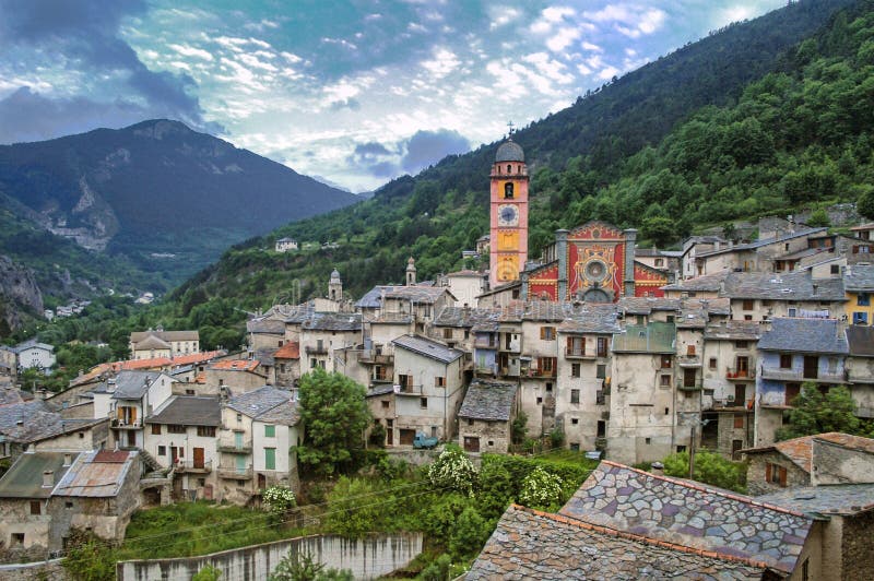 Ville de Tende, France. photo stock. Image du maison - 35652884