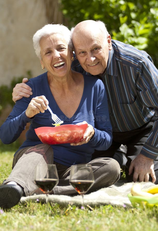 Tener Una Comida Campestre En El Parque Imagen de archivo - Imagen de ...