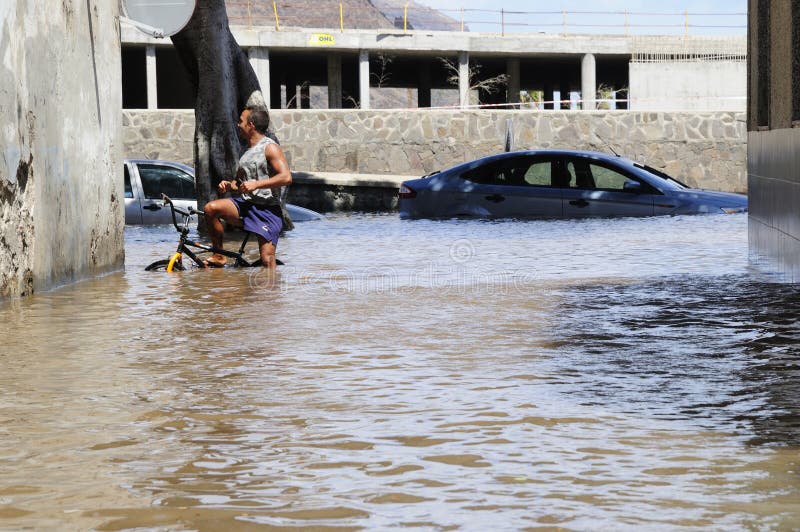 TENERIFE, SPANJE - AUGUSTUS 29: Overstroming Redactionele Stock Foto ...