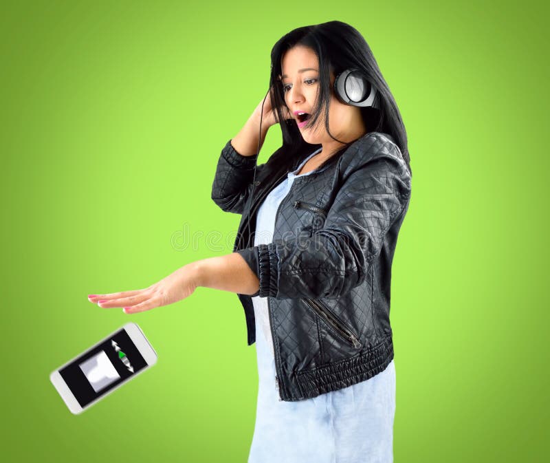 Mujer que es espiada imagen de archivo. Imagen de fondo - 43921135