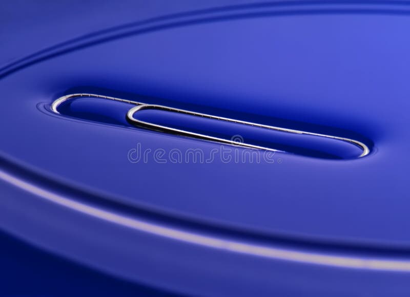 Tension Superficielle Le Trombone Sur La Surface De L'eau Bleue Image ...