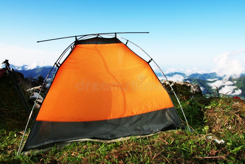 Tent in de bergen stock afbeelding. Image of kaukasus - 7467797