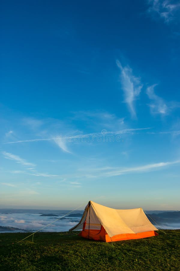 Tent Op De Bovenkant Van Een Berg Met De Zonsopgang Stock Foto - Image ...