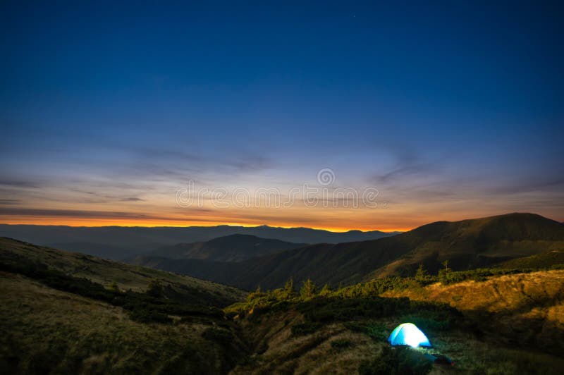 Tente Au Lever Du Soleil Dans Les Carpates Photo stock - Image du ...