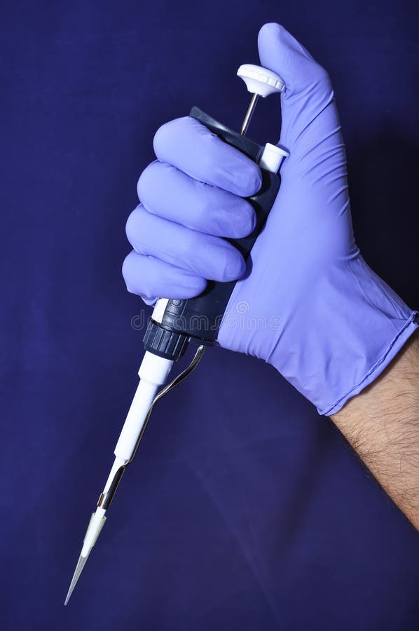 Pipetta automatica fotografia stock. Immagine di chimica - 25098690