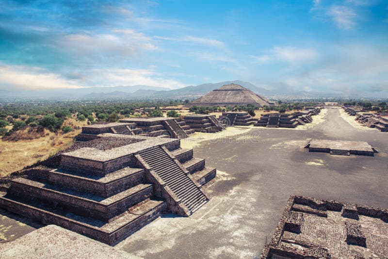 Pirâmides Do Sol E Da Lua Em Teotihuacan México I Imagem Editorial - Imagem de turismo ...
