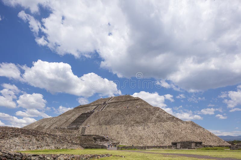 Teotihuacan Pyramider Mexico Med Perfekta Patchy Moln Fotografering för ...