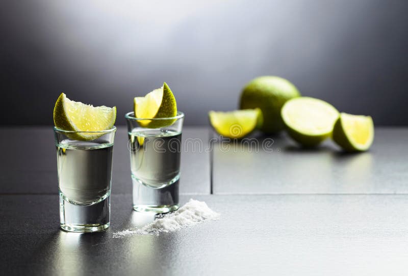 Tequila, cal y sal foto de archivo. Imagen de fresco - 123440680