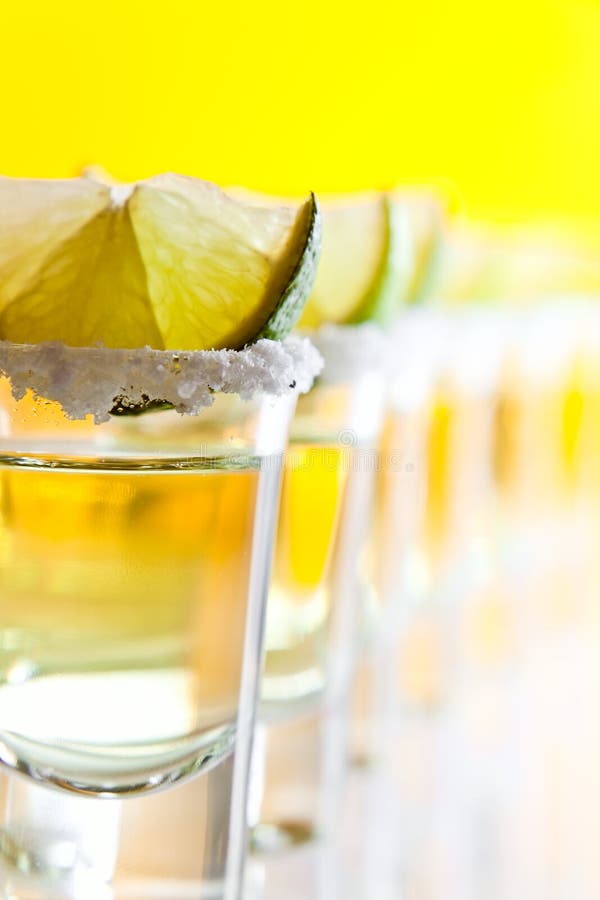 Tequila, cal y sal imagen de archivo. Imagen de alcohol - 35970493