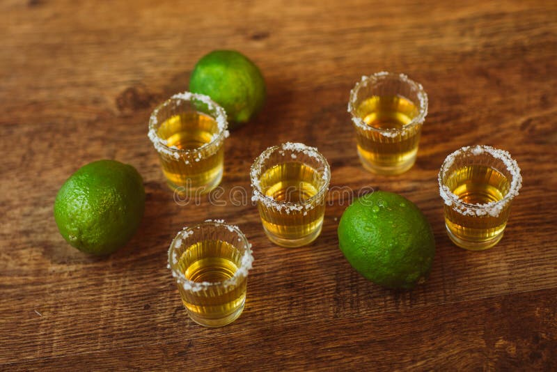Tequila, Cal Y Sal En La Tabla De Madera Foto de archivo - Imagen de ...