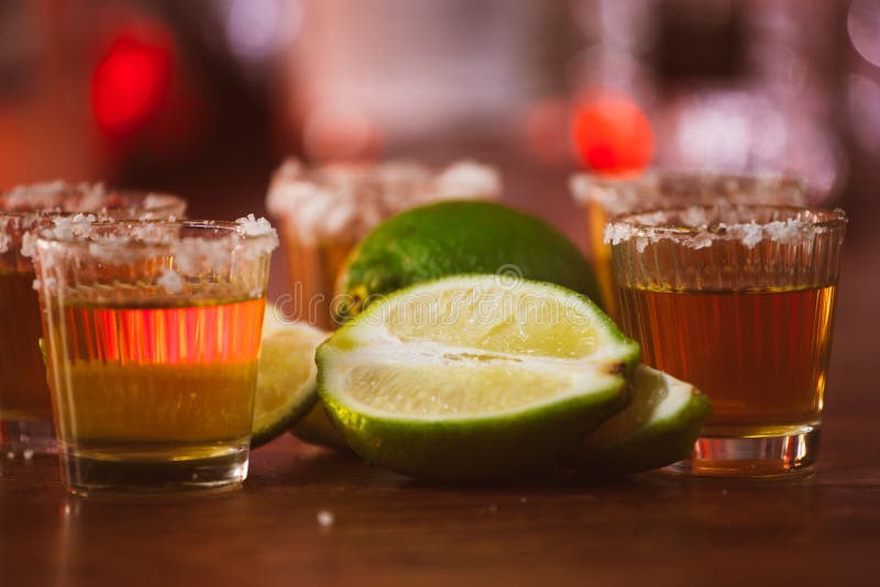 Tequila, Cal Y Sal En La Tabla De Madera Foto de archivo - Imagen de ...