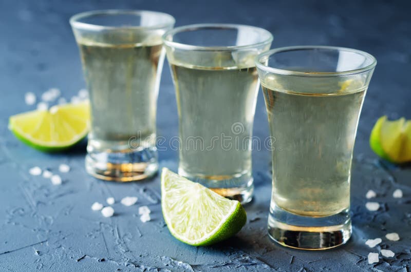 Tequila En Vidrios Con La Cal Y La Sal Imagen de archivo - Imagen de ...