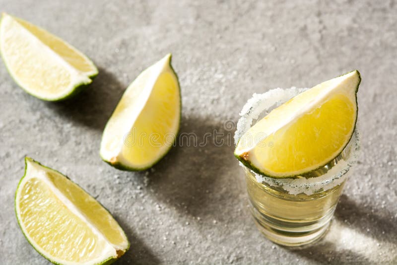 Tequila Mexicano Del Oro Con La Cal Y La Sal Foto de archivo - Imagen ...
