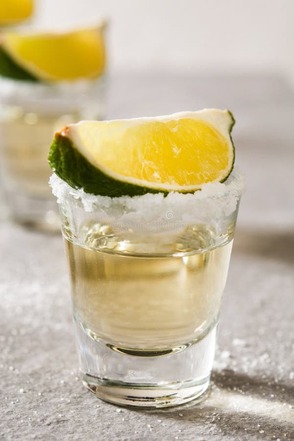 Tequila Mexicano Del Oro Con La Cal Y La Sal Imagen de archivo - Imagen ...