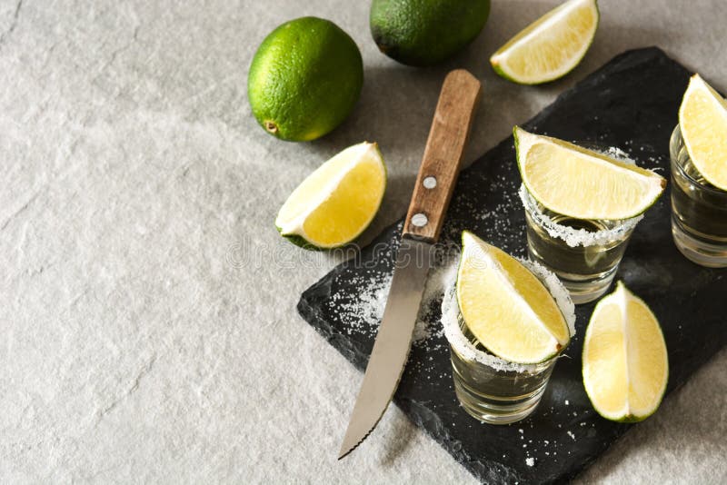 Tequila Mexicano Del Oro Con La Cal Y La Sal Imagen de archivo - Imagen ...