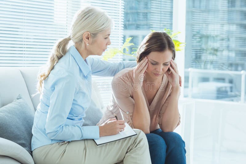 Terapista Che Conforta Il Suo Paziente Fotografia Stock - Immagine di ...