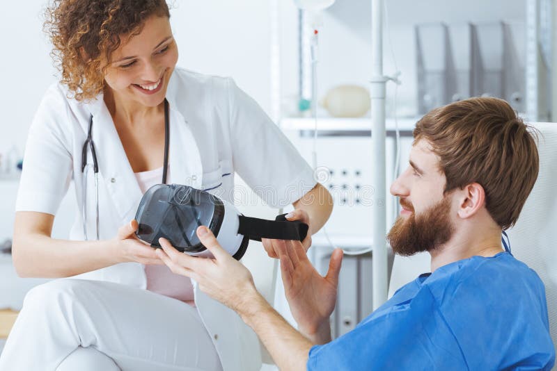 Terapista Che Usando Tecnologia Virtuale Immagine Stock - Immagine di ...