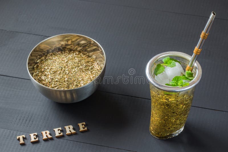 Terere Ou Terere è Una Tipica Bevanda Sudamericana Fatta Con L ...