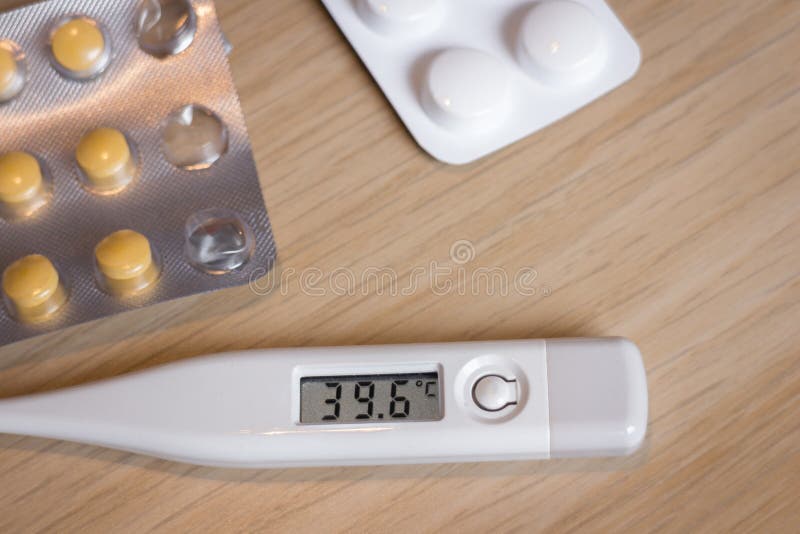 Termómetro De Digitaces Con Temperatura Alta Y Píldoras Imagen de ...