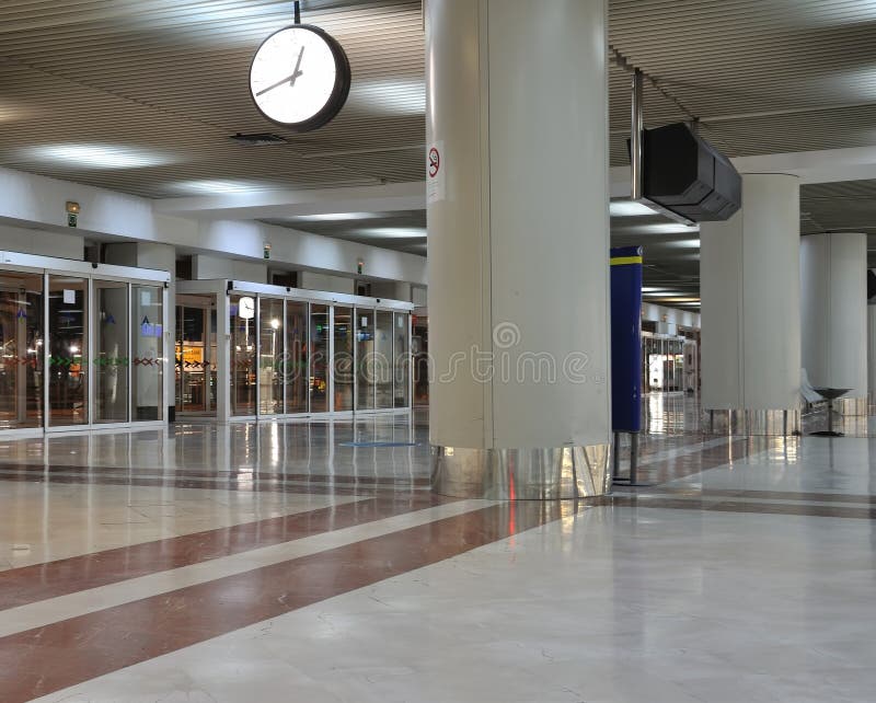La Zona De Espera Vacía Del Terminal De Aeropuerto Con Las Sillas En ...