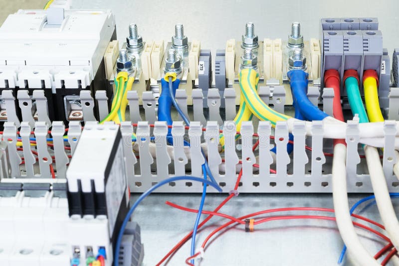 Terminales Eléctricos Con Los Alambres Conectados Con Ellos En El ...