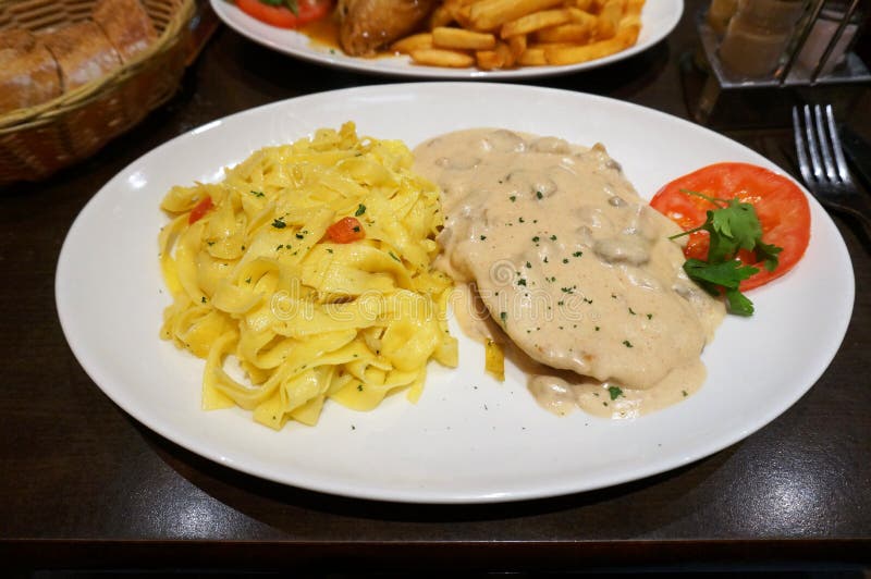 Ternera Scaloppine Con La Salsa De La Marsala De La Seta Imagen de ...