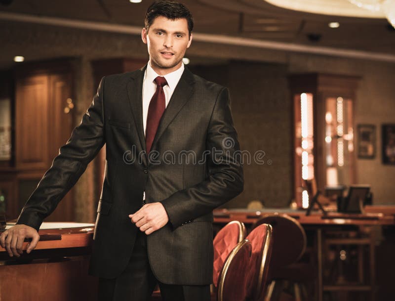 Terno Vestindo Moreno E Gravata Foto de Stock - Imagem de sucesso ...