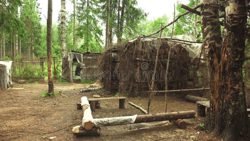 Terra-casas E Cabanas Militares Na Floresta 4K Filme - Vídeo de defesa ...