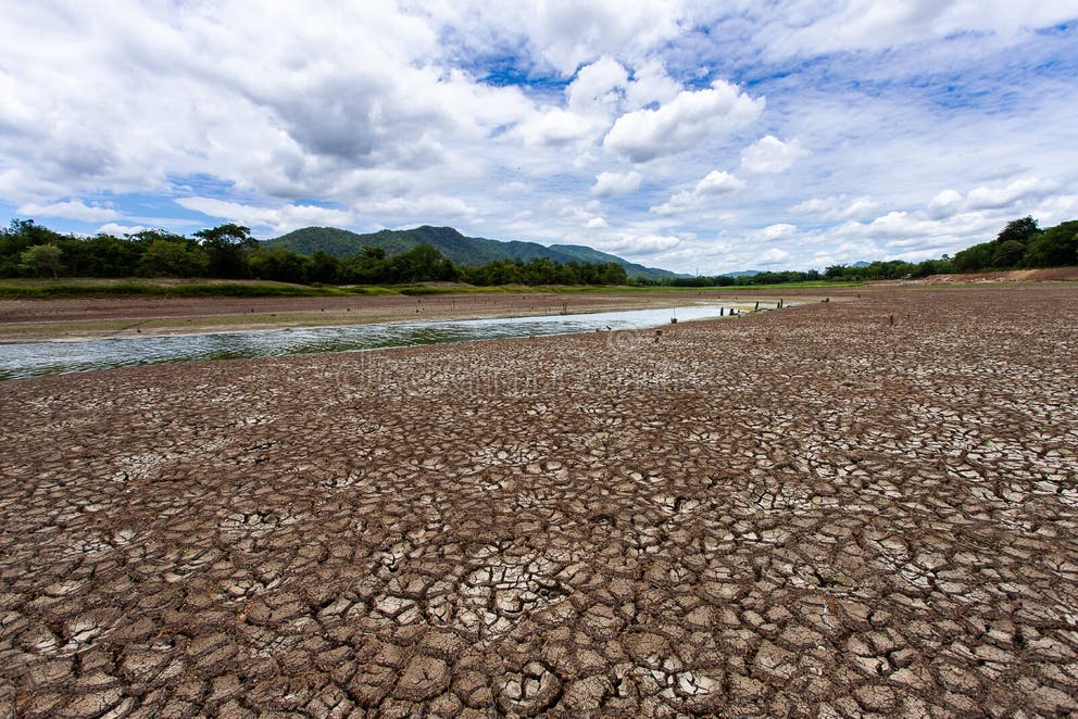 Terra Seca Rachada Sem água Foto de Stock - Imagem de vitalidade, inoperante: 245017858