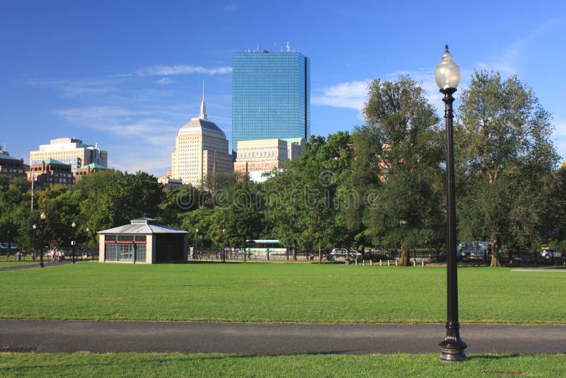 Jardins Communs De Parc De Boston Avec L'horizon De Boston Image stock ...