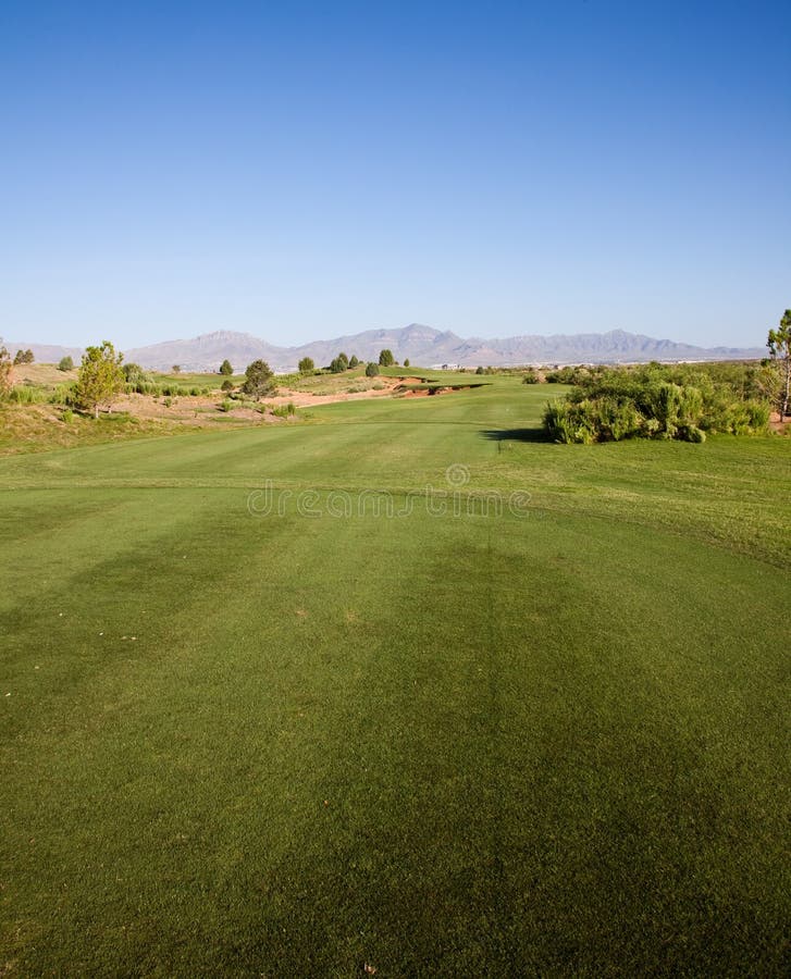 Terrain de golf photo stock. Image du cours, vert, montagnes - 15505568
