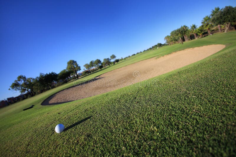 Terrain de golf photo stock. Image du sunrise, pelouse - 15789058