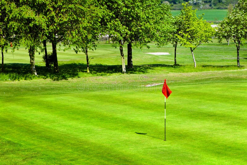 Beau terrain de golf photo stock. Image du récréationnel - 14649520