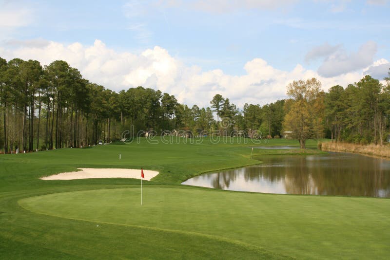 Terrain de golf image stock. Image du trou, résidentiel - 4815153